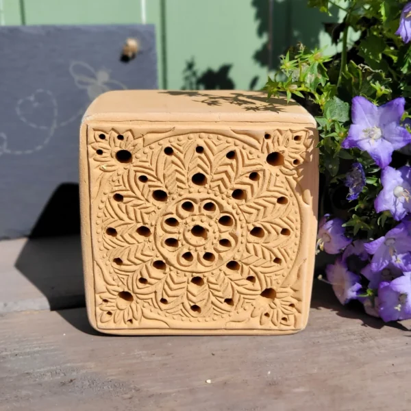 Bienenstein L "Blumenmandala"-Motiv aus Ton - 🐝 AlmaHatZeit