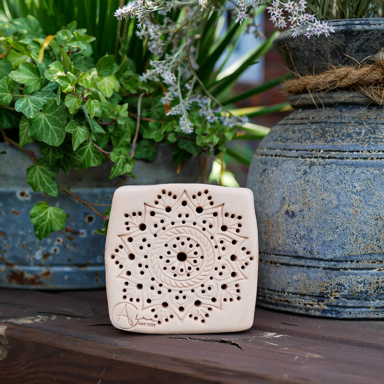 Galerie zu Bienenhotels – Impressionen von Nisthilfen für Wildbienen